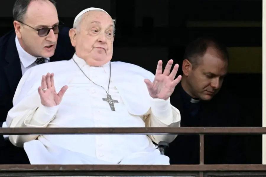 'Thank you, everyone': Pope Francis makes first public appearance since ...