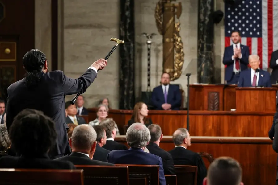 Chaos in congress! Democrat lawmaker ejected for booing Trump during ...