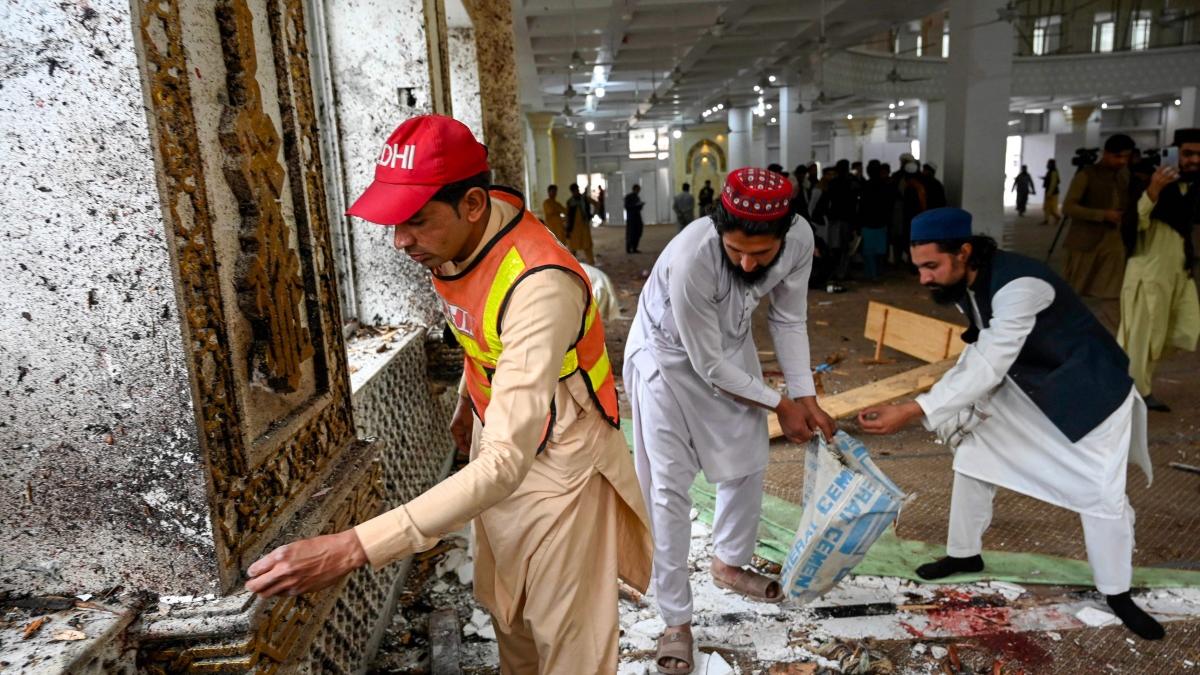 Pakistan bomb blast: Death toll rises to eight, top cleric among victims
