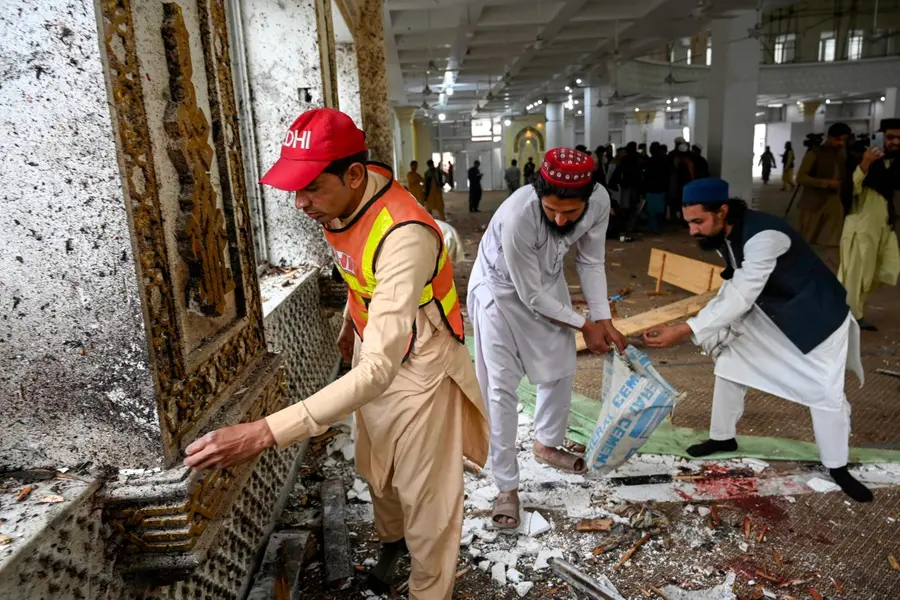 Pakistan bomb blast: Death toll rises to eight, top cleric among ...
