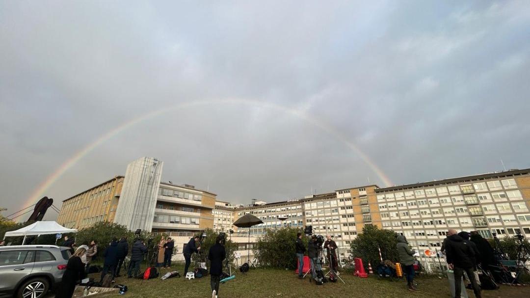Rainbow appears over Pope Francis' hospital room: Sign of hope?