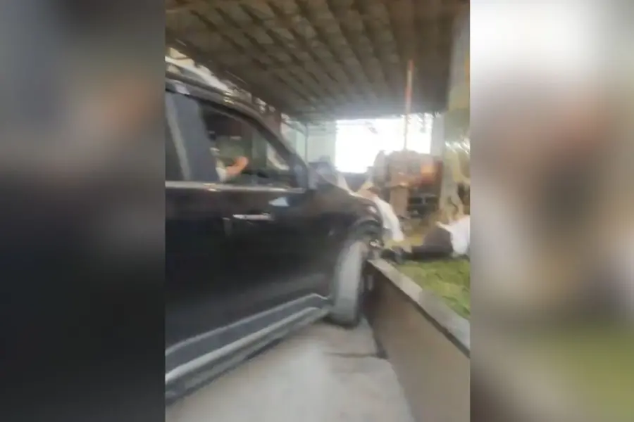 Drunk driver rams SUV into residential society in Maha after denied ...