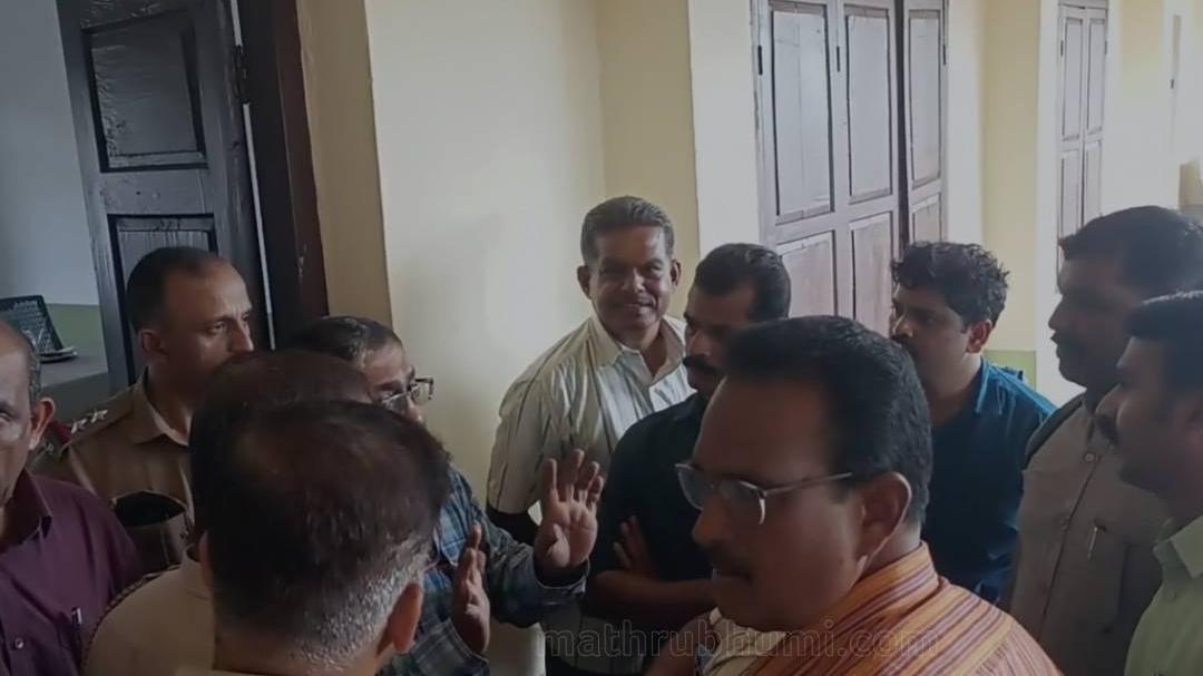 Backdoor appointment: Congress workers stage protest against MK ...