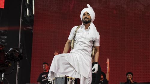 Diljit Dosanjh's mother gets teary-eyed as he introduces family to fans ...