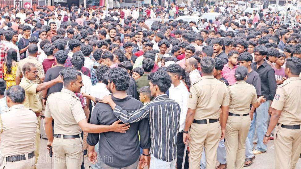 Pandemonium in Kannur: Shoe shop's ₹1 note offer woos thousands, sparks ...