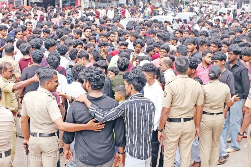 ഒരു രൂപയ്ക്ക് ഷൂ, ഓഫര്‍ കണ്ട് വന്നവരെ കൊണ്ട് റോഡ് നിറഞ്ഞു, കടപൂട്ടി പോലീസ്