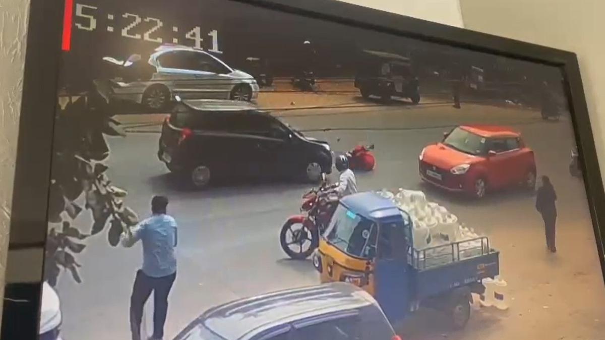 One dead, one seriously injured in car-scooter collision at Kozhikode ...