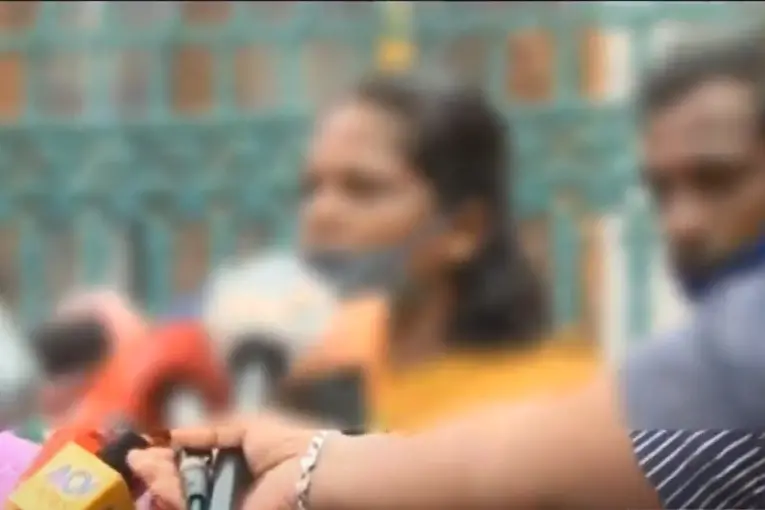സിബിഐ അന്വേഷണം വേണം; മുഖ്യമന്ത്രിക്ക് നിവേദനം നല്‍കി വാളയാറിലെ ...
