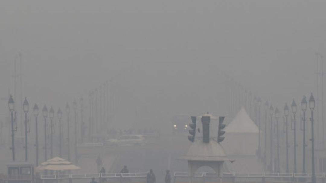 Dense fog engulfs Delhi as air quality remains 'very poor'; Trains and flights delayed