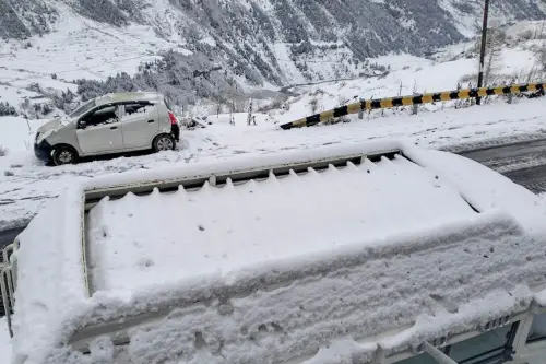 Heavy snowfall in Manali: Vehicles stuck, tourists stranded and 700 rescued