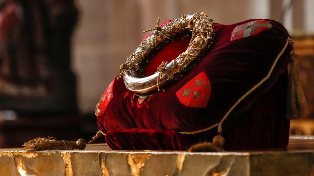 Sacred relic 'Crown of Thorns' returns to Notre Dame for veneration and ...