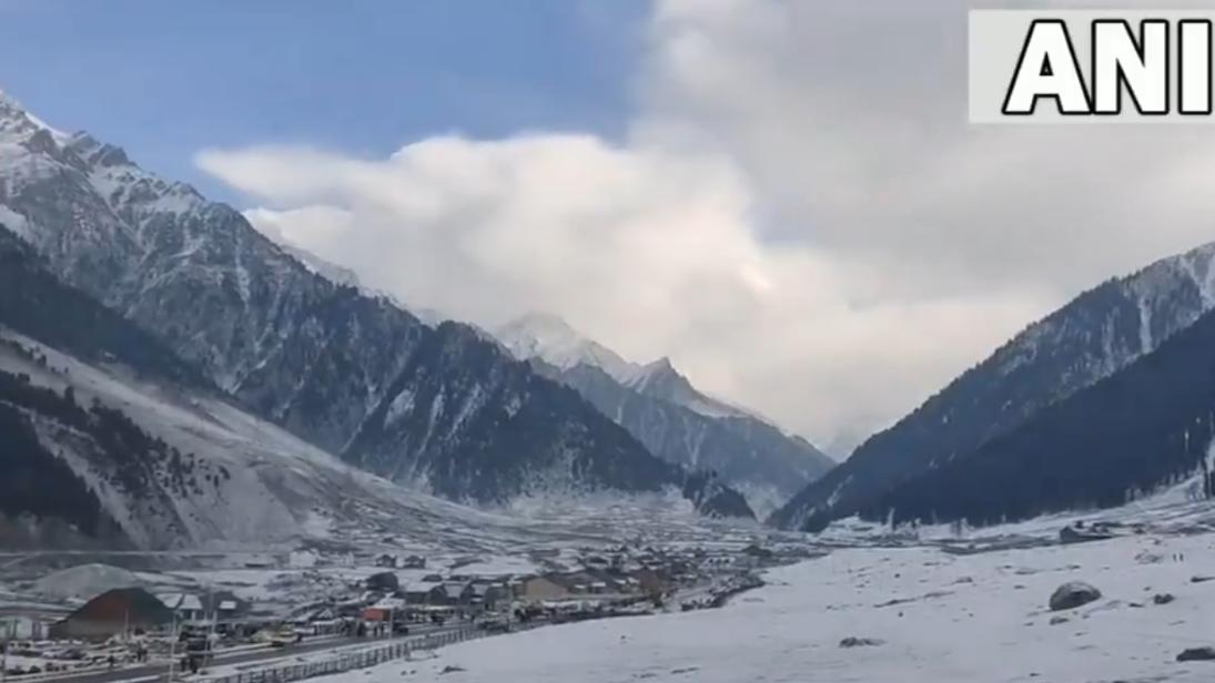 Fresh snowfall hits Jammu & Kashmir as temperatures drop further | WATCH
