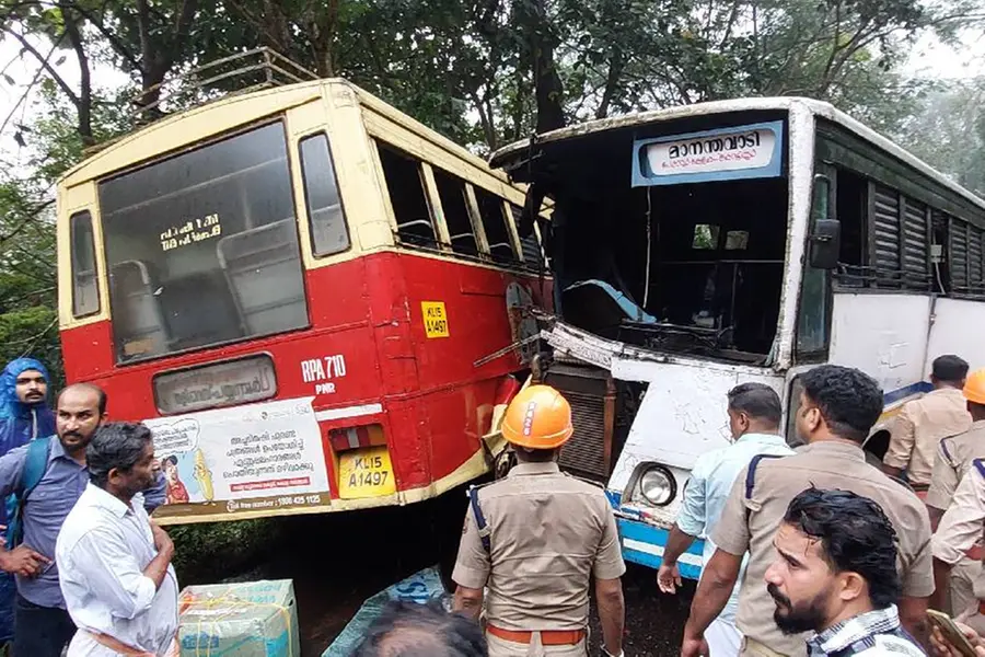 Several injured in collision between KSRTC buses in Kannur | Video