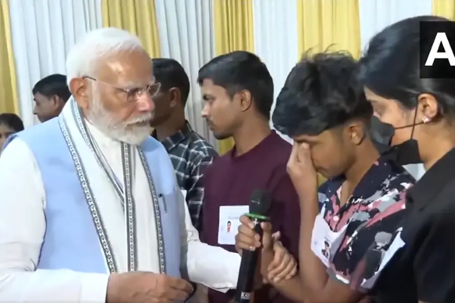 PM Modi visits relief camp, interacts with Wayanad landslide survivors ...