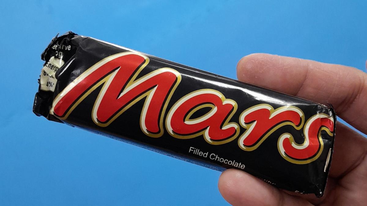 Man receives £2 compensation over 'smooth' Mars bar complaint, social ...