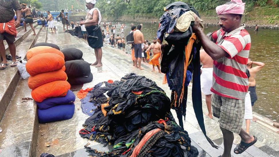 Pamba river gets filled with used clothes of Sabarimala pilgrims ...