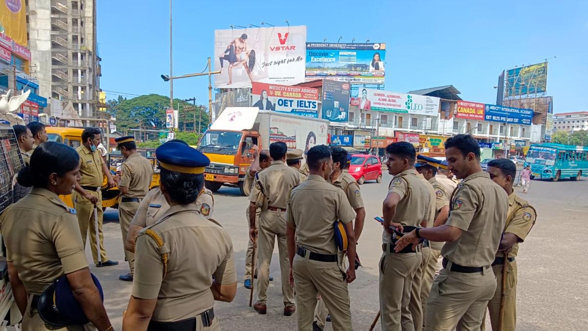 NIA raid: PFI activists stage protests in Kerala | Mathrubhumi English