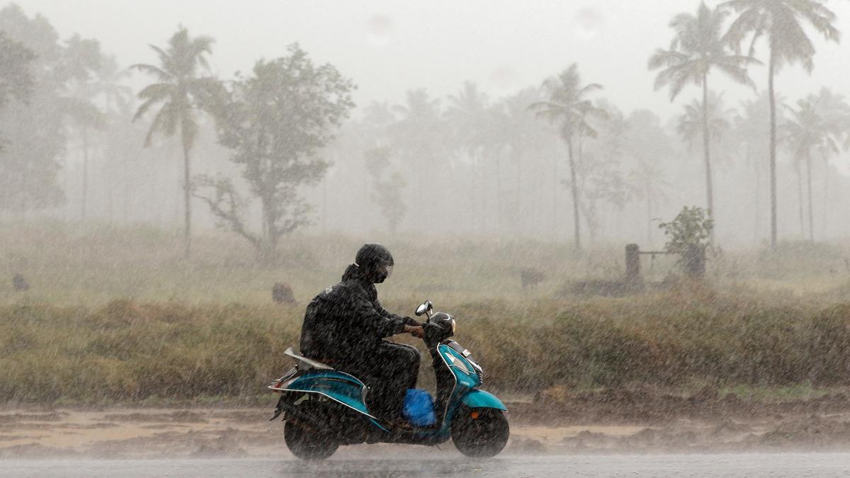 Incessant heavy rains continue in Kerala; life brought to standstill in ...