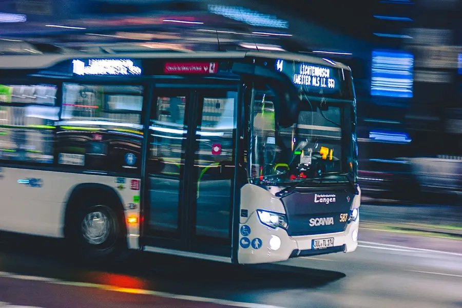 Gunman hijacks bus in Los Angeles, leads police on 'Speed' like chase ...