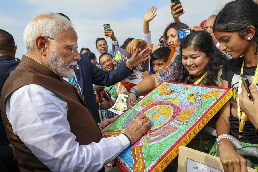US: Indian diaspora welcomes PM Modi with traditional 'Garba' | Watch ...