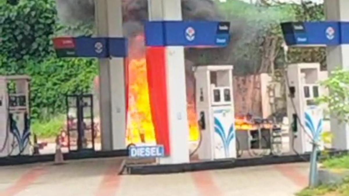 Fire breaks out at Petrol Pump in Wadakkanchery, Thrissur | VIDEO
