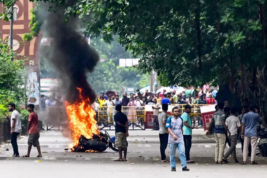 Violent clashes in Dhaka: Police and protesters clash despite campus ...