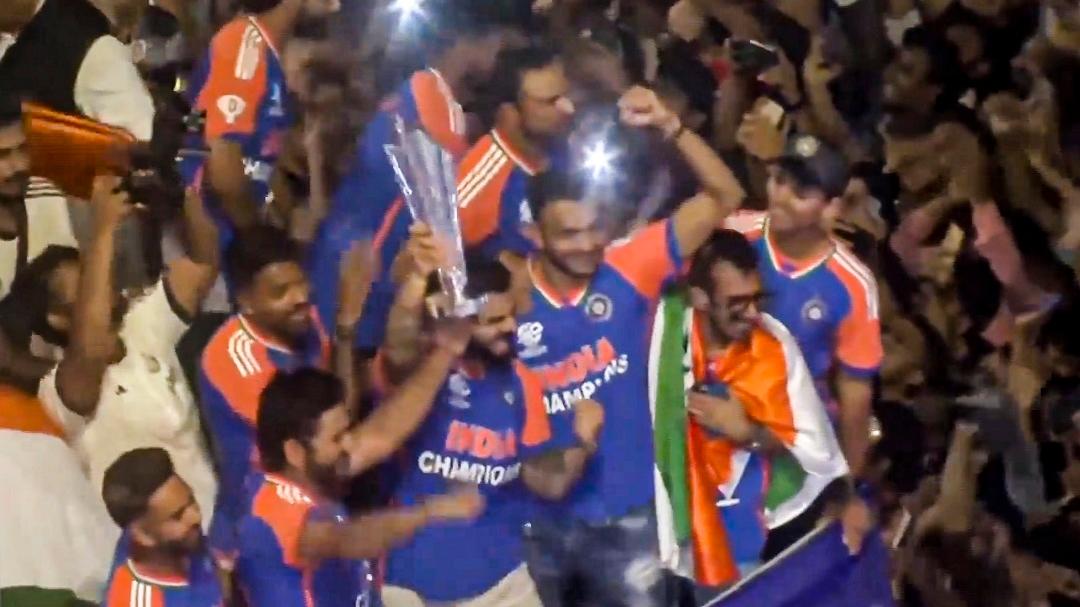 Fans in euphoria as Team India's victory parade proceeds in Mumbai | Video