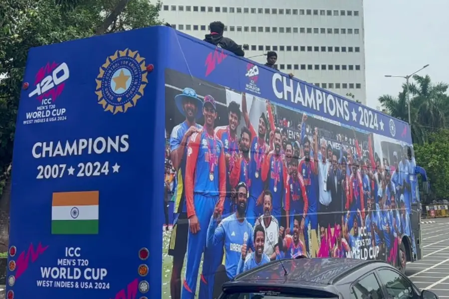 Mumbai cheers for T20 champs, thousands attend team India roadshow