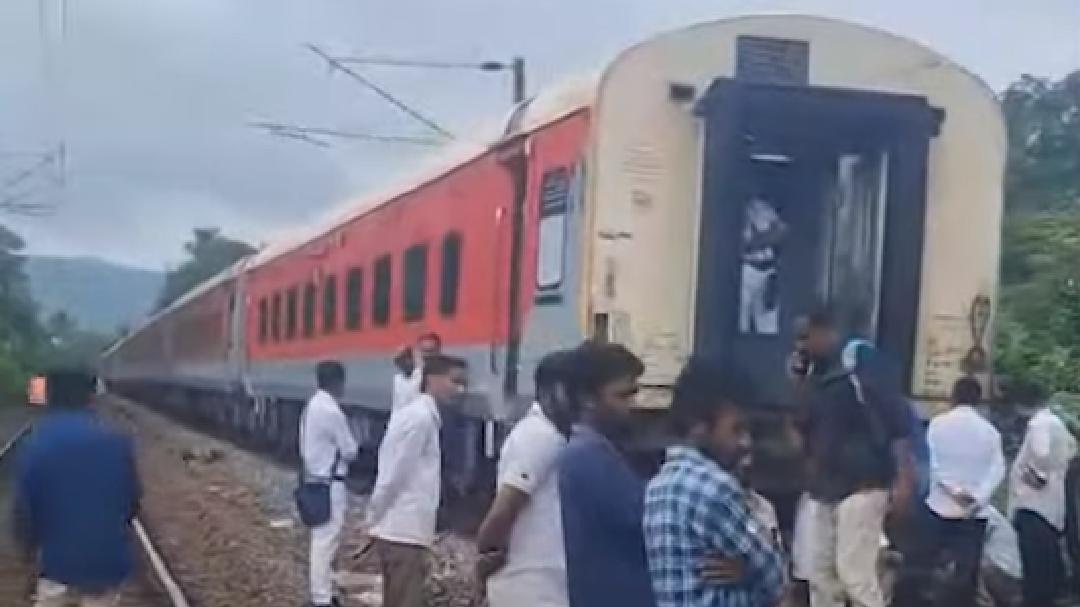 Rail traffic disrupted after engine, coaches of running train detach in ...