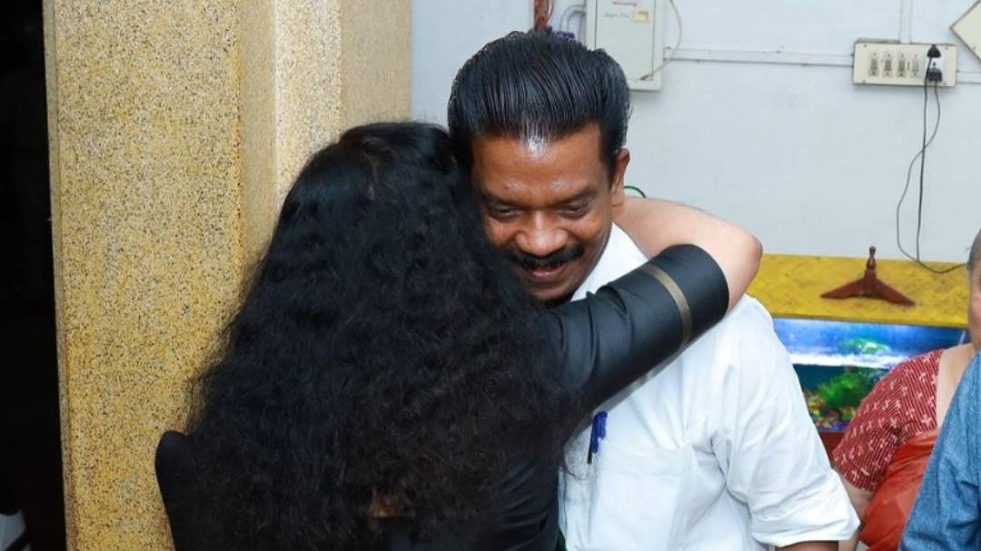 Sabarinathan wishes 'Happy Sunday' with viral photo of Divya hugging ...
