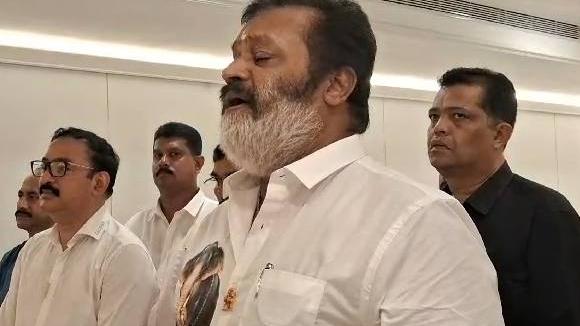 Suresh Gopi presents golden rosary to Lourdes Church in Thrissur | Video