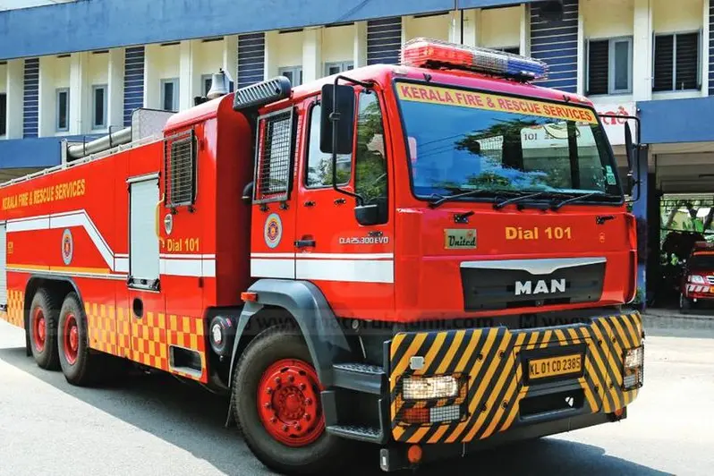 SUV catches fire in Angamaly, passengers escape safely | Mathrubhumi ...