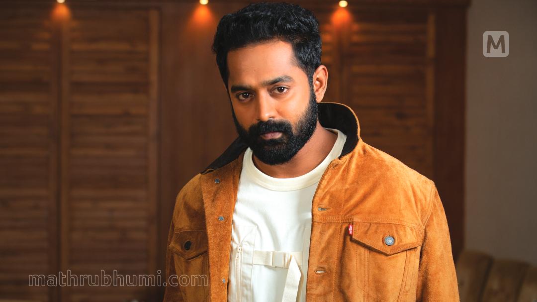 'ടിക്കി ടാക്ക'യുടെ സ്റ്റണ്ട് പരിശീലനത്തിനിടയിൽ നടൻ ആസിഫ് അലിക്ക് ...