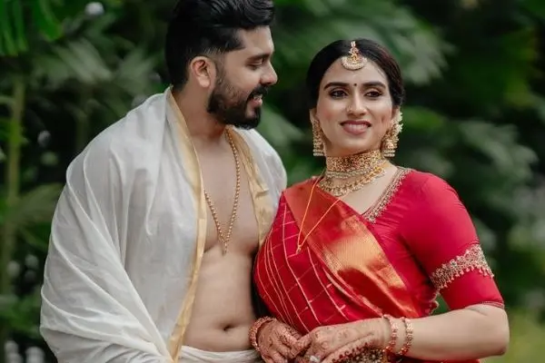 Jayaram's daughter Malavika gets married to Navaneeth in Guruvayur
