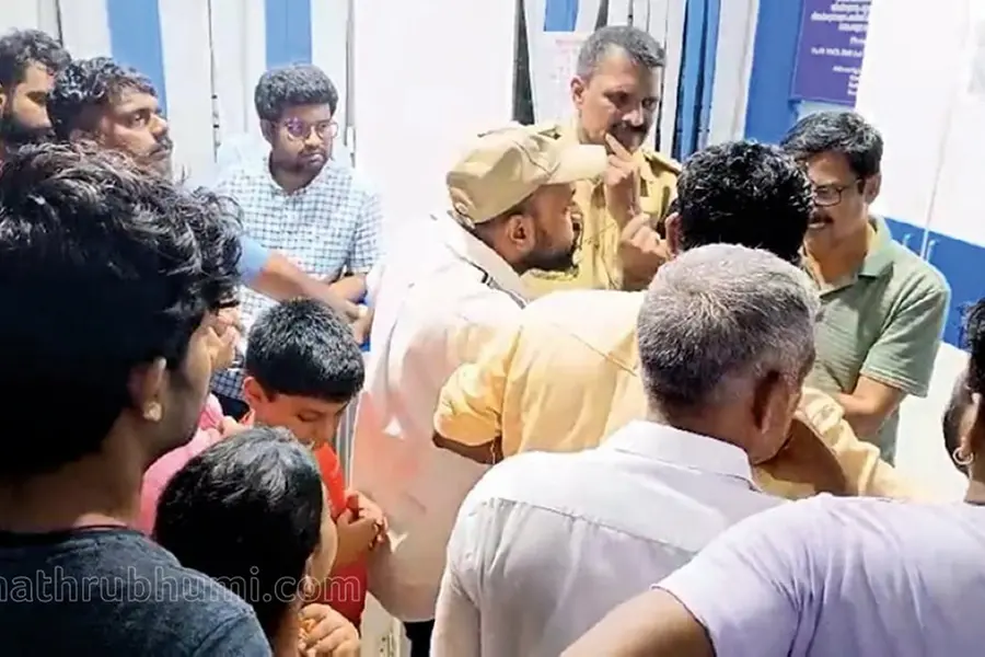 Unannounced power cuts: Irked residents gherao Palarivattom KSEB office