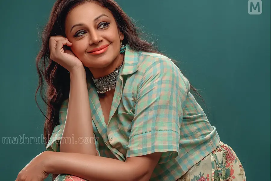 Shobana returns to Malayalam cinema after 4 years for Mohanlal’s 360th ...