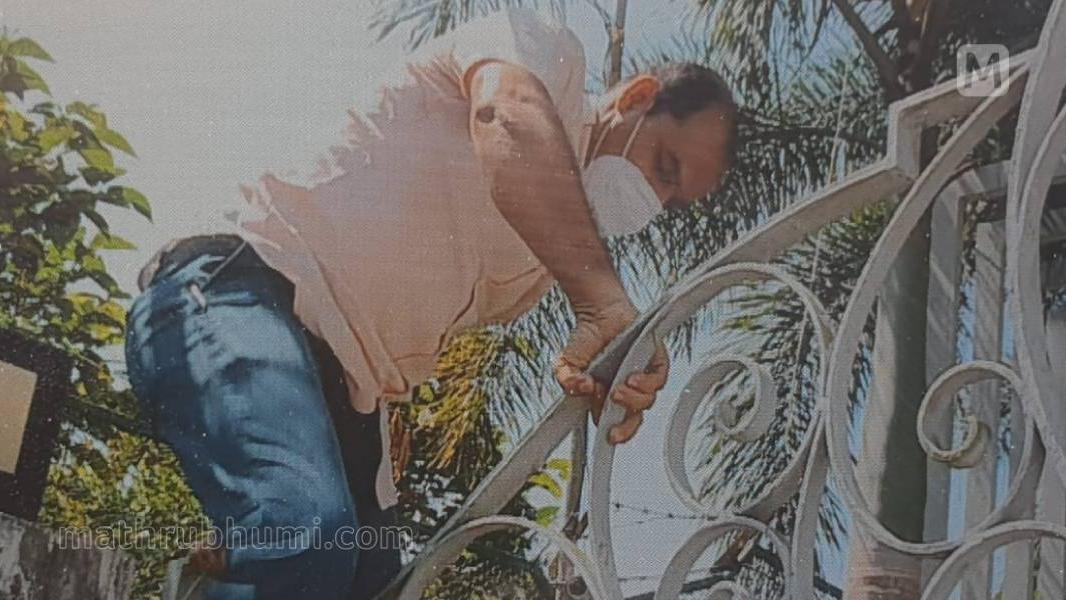 Police officials make a dramatic entry to Dileep's house, jump over ...