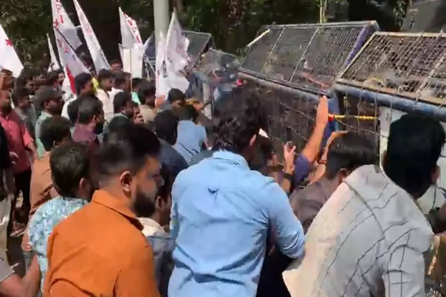 Pro-Godse comment: DYFI march to NIT Calicut turns violent; police ...