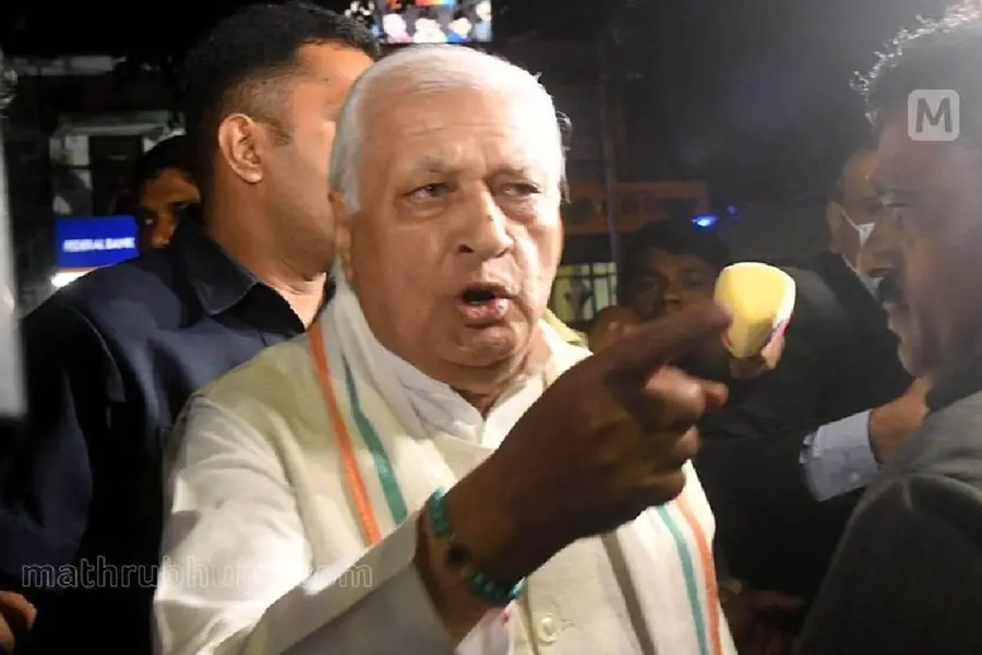 SFI's challenge: Governor Khan refuses to relent, to camp at Calicut ...