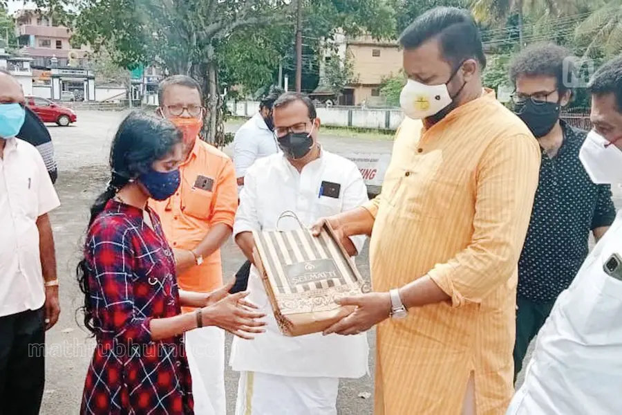 Suresh Gopi’s gift for Aswathy: Rs 1 lakh and wedding sari ...