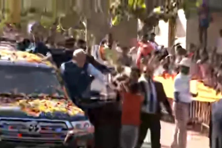 Security breach at PM's roadshow in Hubbali | Mathrubhumi English
