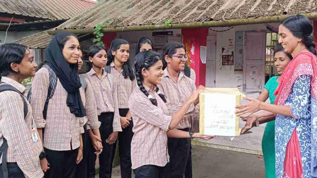Alappuzha school students prepare 1500 New Year greeting cards for Kerala Edu Minister