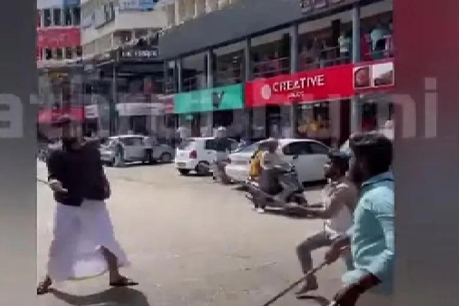 Black flag protest against CM: Youth Congress, DYFI workers clash at Kollam