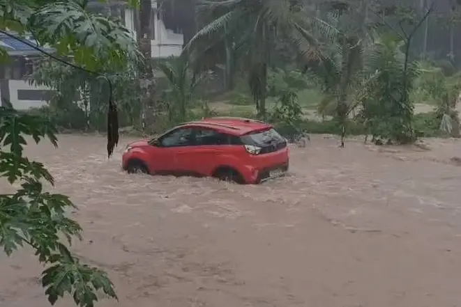 Heavy rain in hilly areas of TVM, waterlogging on state highway | Video