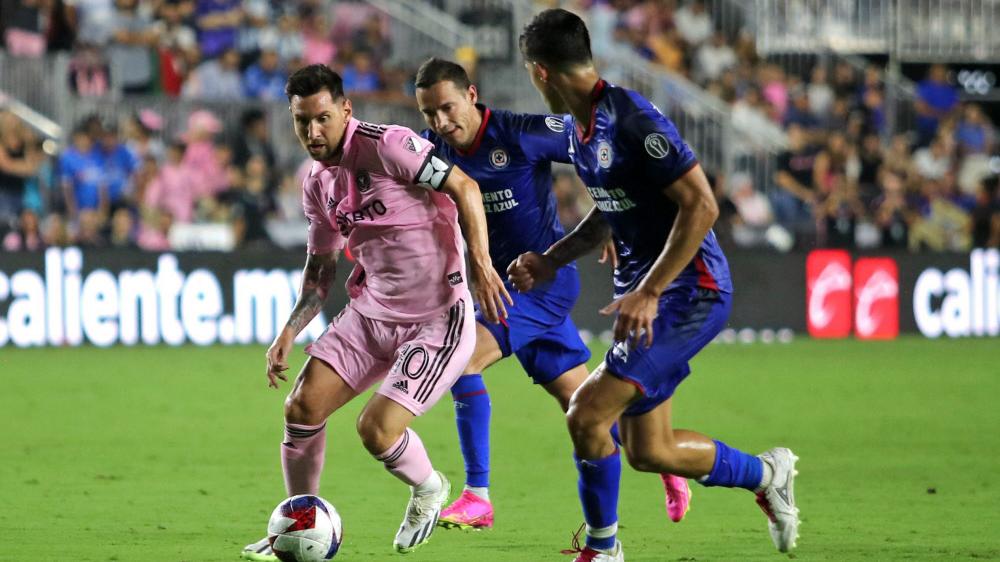 Lionel Messi scores a sensational game-winning goal on a free kick in ...