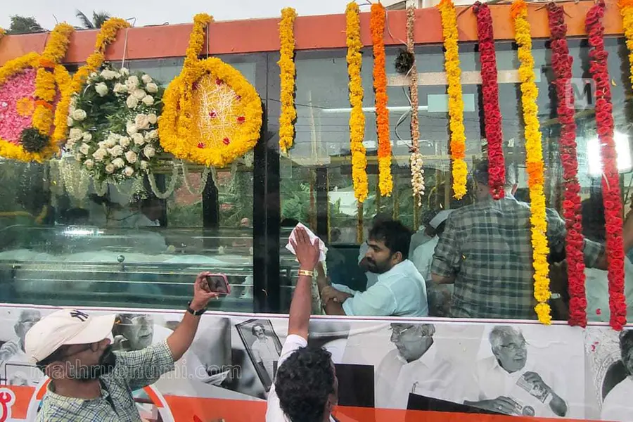 Oommen Chandy’s funeral procession: Hundreds gather to catch a glimpse ...