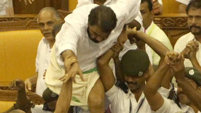 നിയമസഭയിലെ കൈയാങ്കളി; കേസ് പിന്‍വലിക്കണമെന്ന സര്‍ക്കാരിന്റെ ആവശ്യം ...