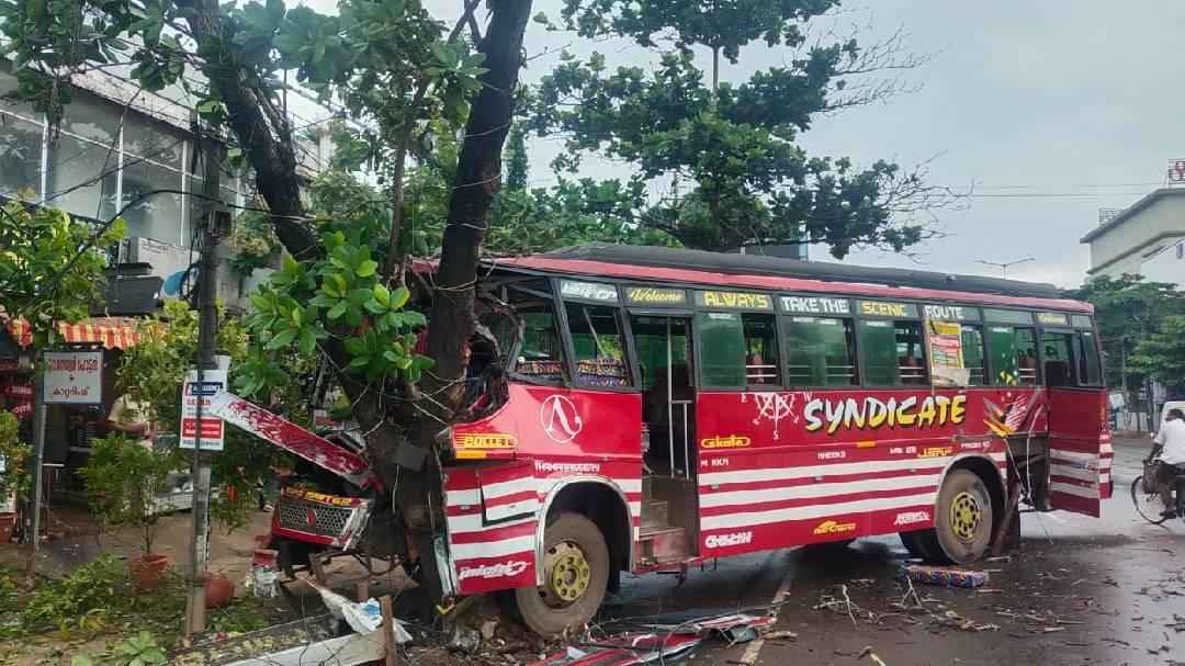 11 people injured as pvt bus crashes into roadside tree in Kozhikode ...