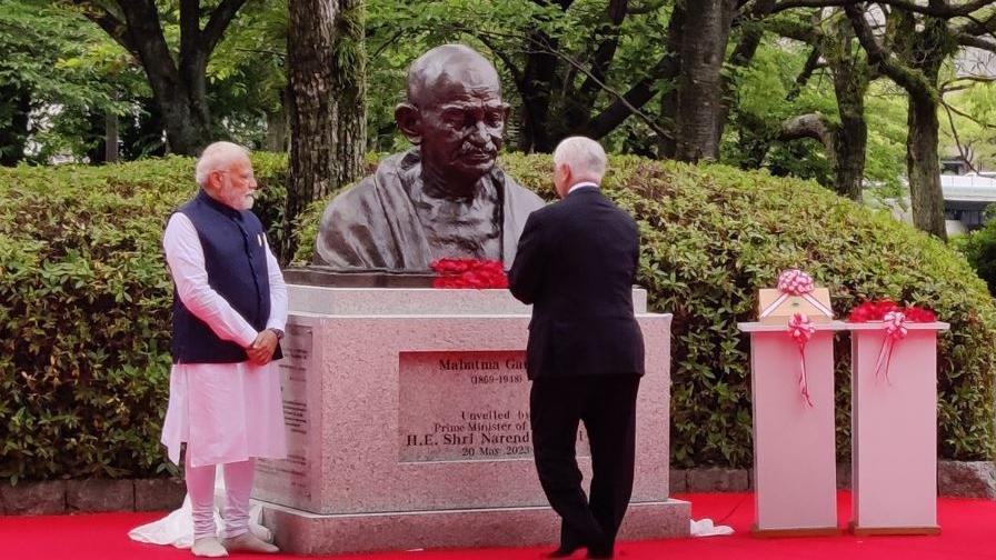 PM Modi unveils bust of Mahatma Gandhi in Japan, says it will take ...