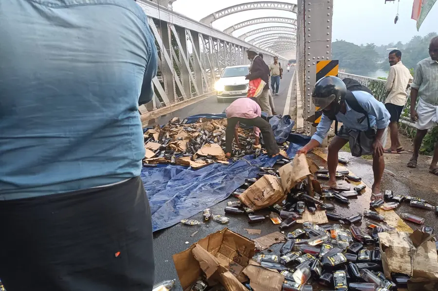 Liquor bottles fell from truck after hitting arch of Feroke bridge ...